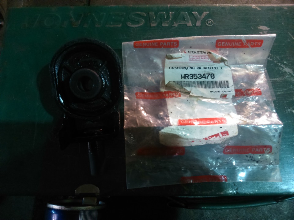 Опора коробки MR353470 — Mitsubishi Pajero Sport (1G), 3 л, 2004 года ...