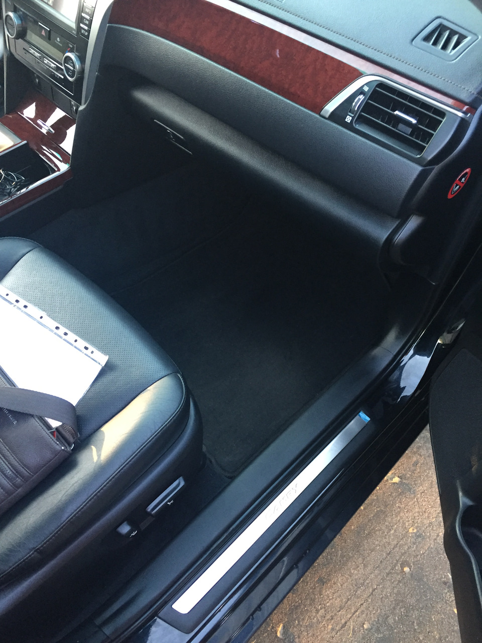 Установка ворсовых ковров — Toyota Camry (XV50), 2,5 л, 2014 года ...