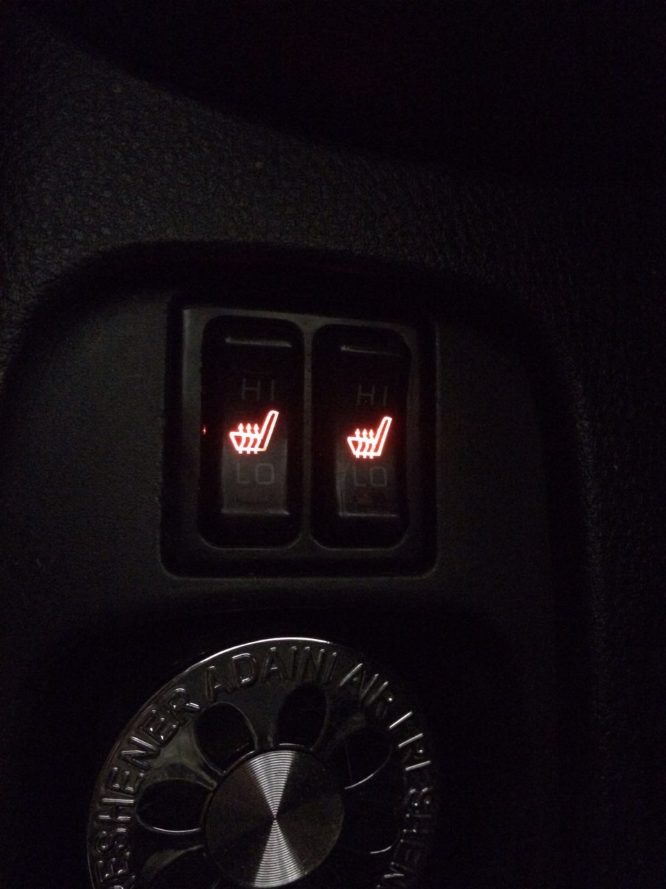 Пересвет кнопок подогрева сидений. — Mitsubishi Lancer IX, 2 л, 2004 ...
