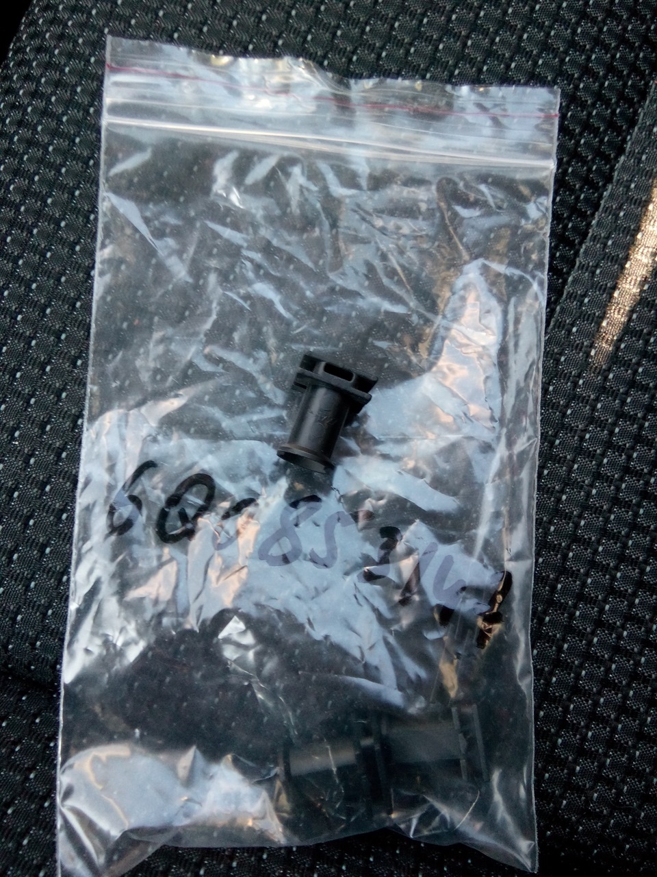 Идеальное авто. Часть 6.1. Замена крышки розетки подлокотника ...