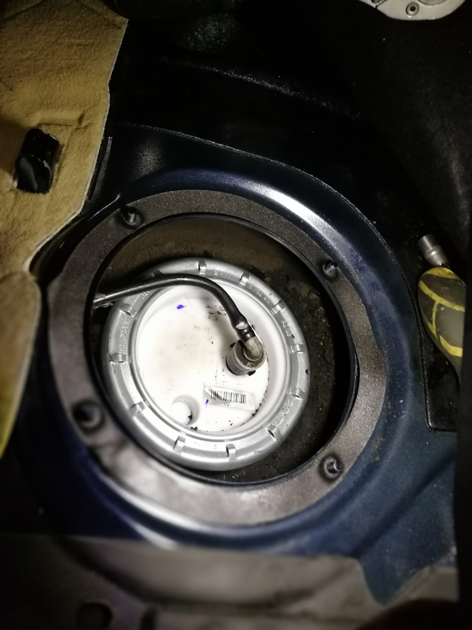 Замена топливного фильтра — BMW 5 series (E60), 2,5 л, 2004 года ...