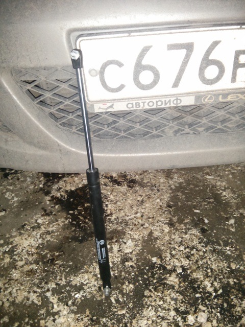 Демпфер капота — Honda Fit (1G), 1,5 л, 2005 года | тюнинг | DRIVE2