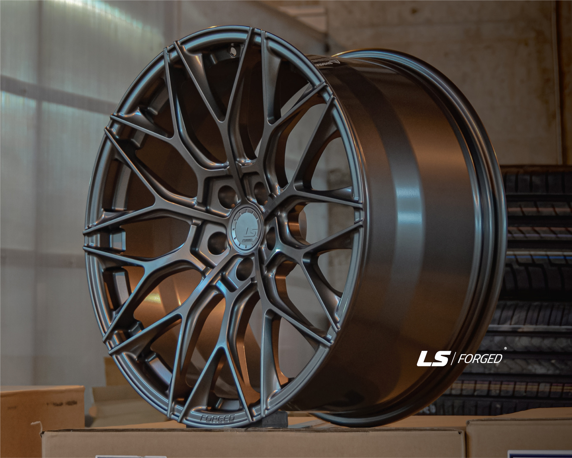 Разноширокие кованые диски LS FG10 с параметрами 20x9 и 20x10,5 5x112 в цвете MGM (темно-серый ...