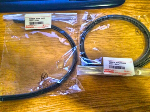 8521428090 Резинка щётки стеклоочистителя правого TOYOTA LEXUS ...