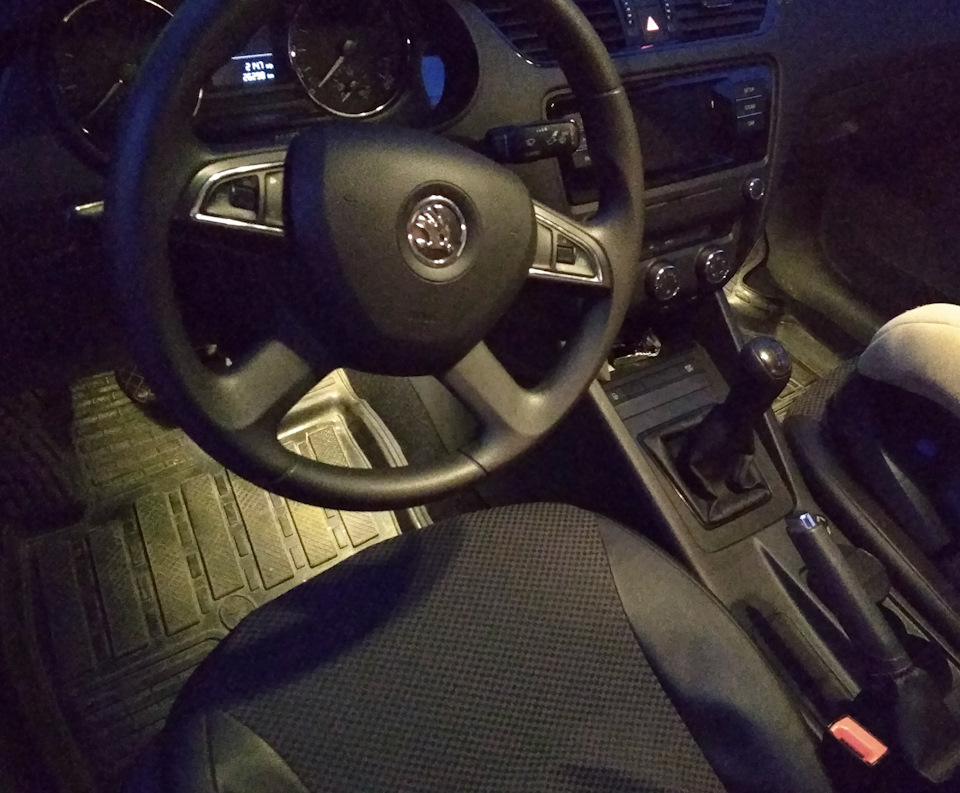 Подсветка ног в "актив" — Skoda Octavia A7 Mk3, 1,6 л, 2015 года ...