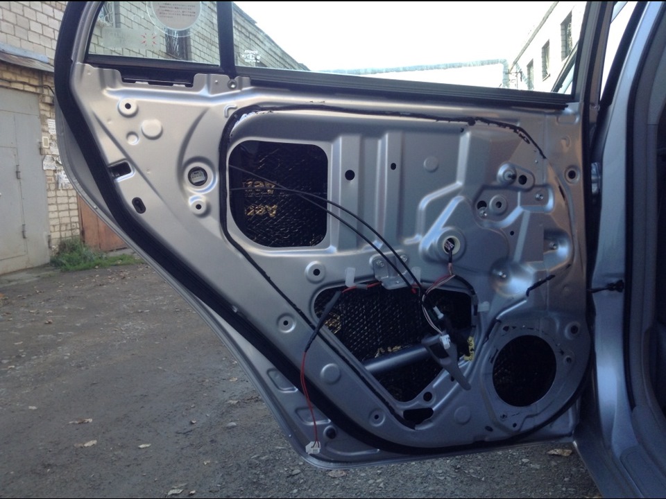 Динамики в задние двери — Toyota Corolla Axio (E140), 1,5 л, 2009 года ...