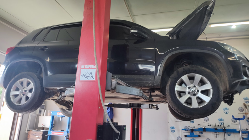 Опора акпп и нижняя опора двс — Volkswagen Tiguan (1G), 2 л, 2012 года ...