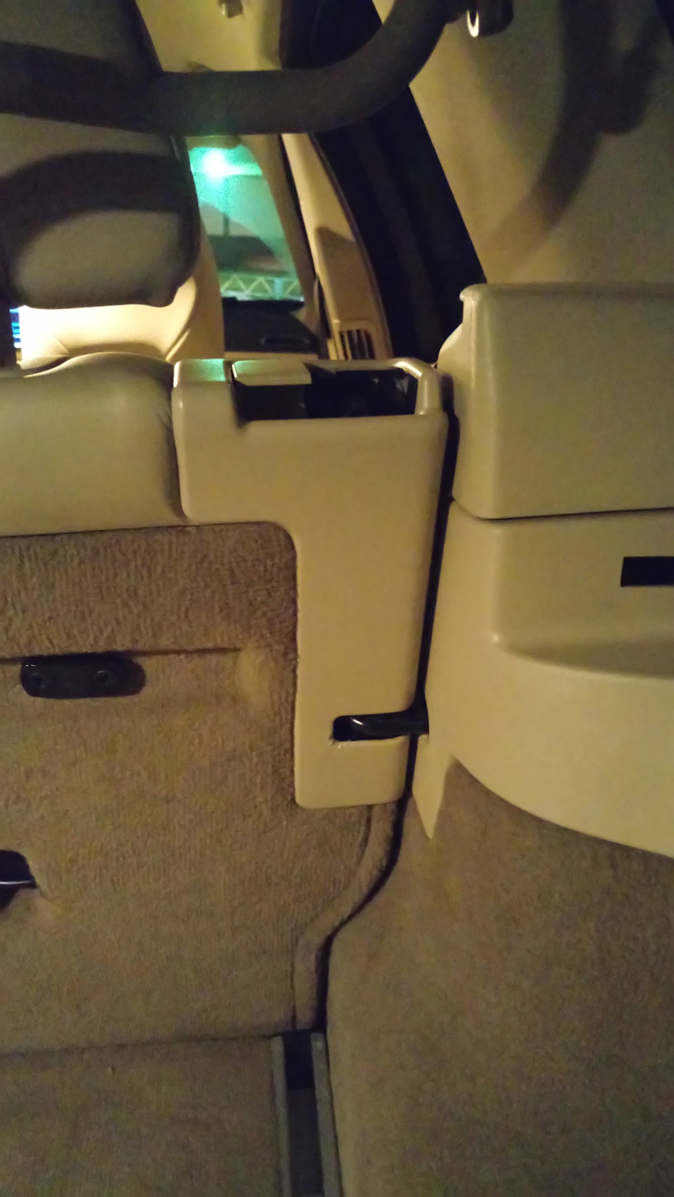 Первая. Замок заднего сидения. — Volvo XC70 III, 2,4 л, 2012 года ...