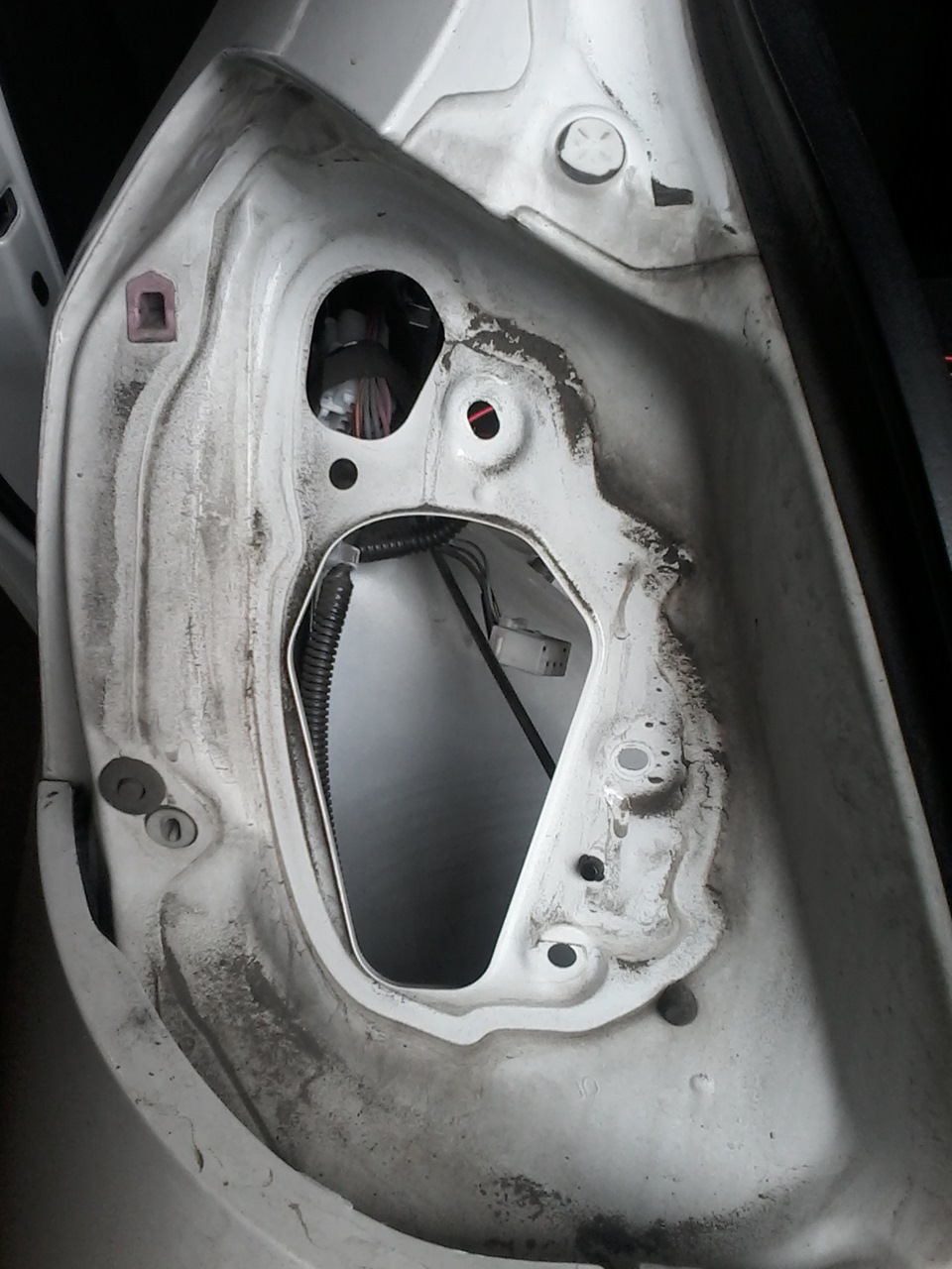 Вода в багажнике! — Toyota Vitz (90), 1,5 л, 2008 года | своими руками ...
