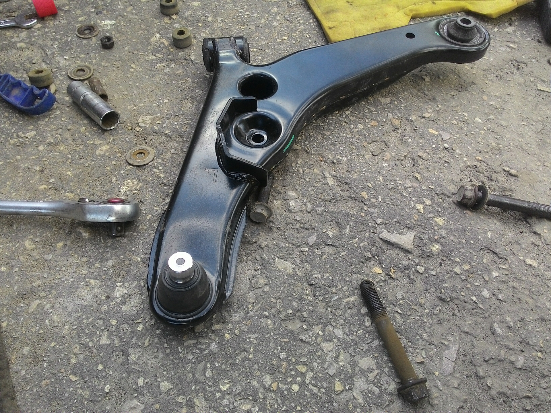 Рычаги 4013A132 и 4013A131 от аута — Mitsubishi Lancer IX, 1,3 л, 2004 ...