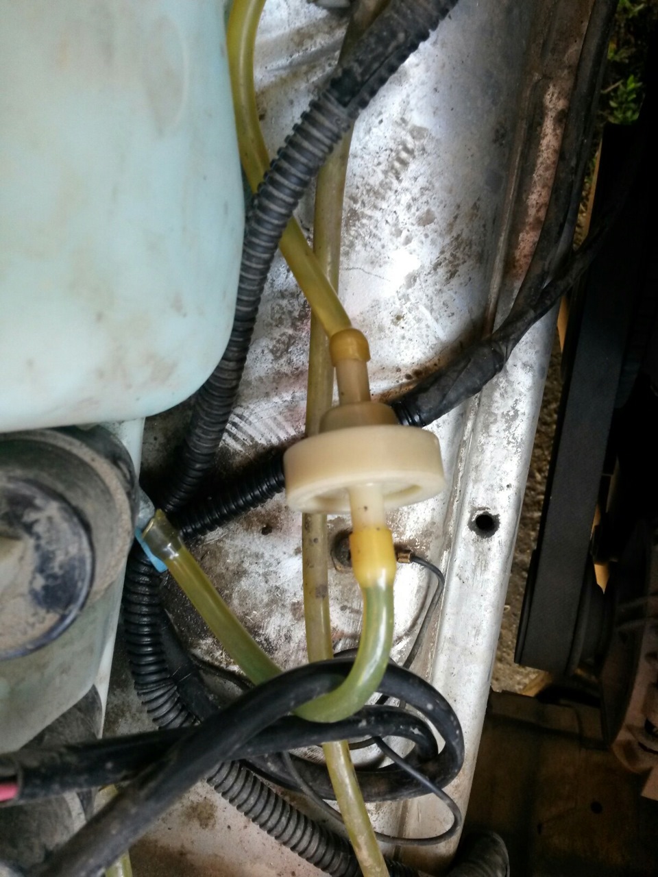 Обратный клапан для стеклоомывателя — Lada 2114, 1,5 л, 2004 года ...