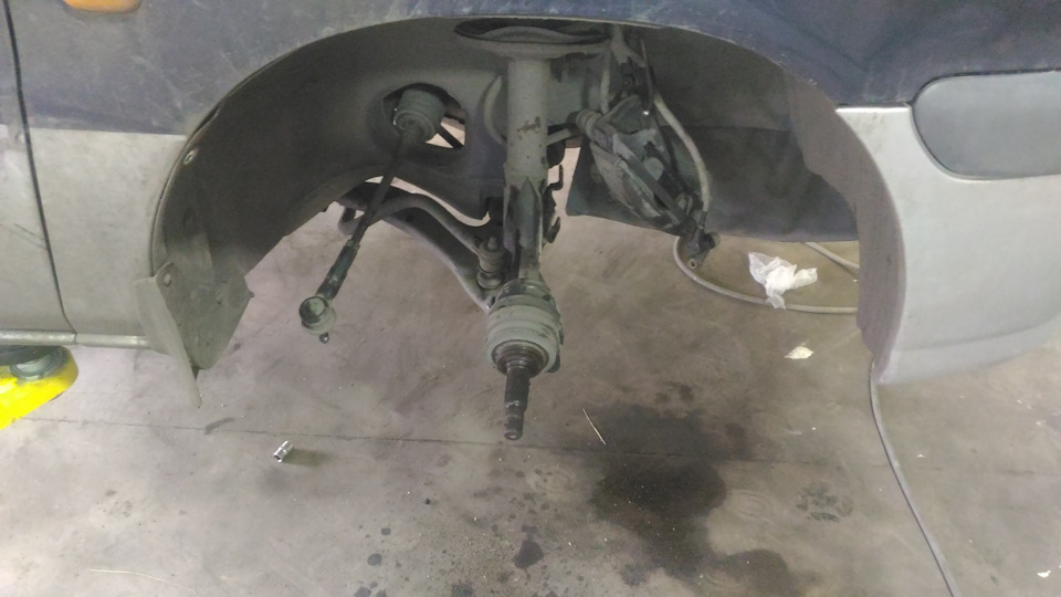 Замена переднего правого ступичного подшипника — Toyota Raum (10), 1,5 ...