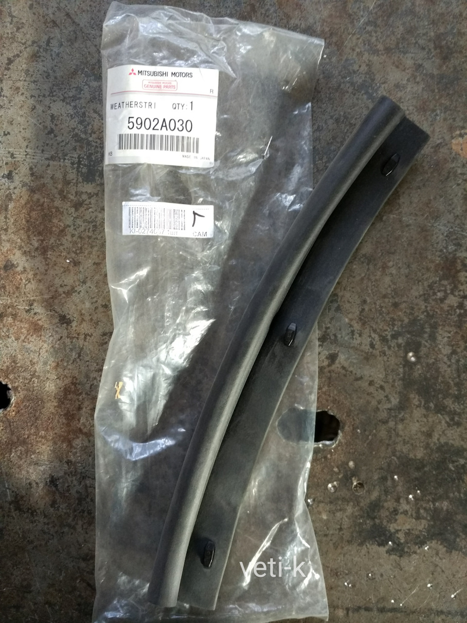 5902A030 УПЛОТНИТЕЛЬ КАПОТА, БОКОВОЙ Mitsubishi | Запчасти на DRIVE2