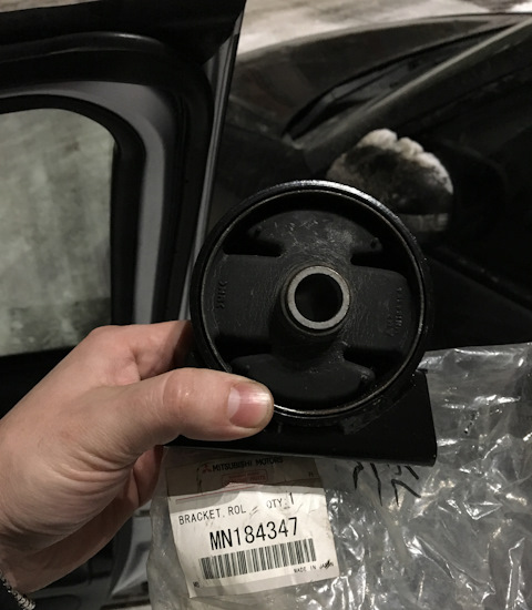 MN184347 Подушка крепления двигателя передняя Mitsubishi | Запчасти на ...
