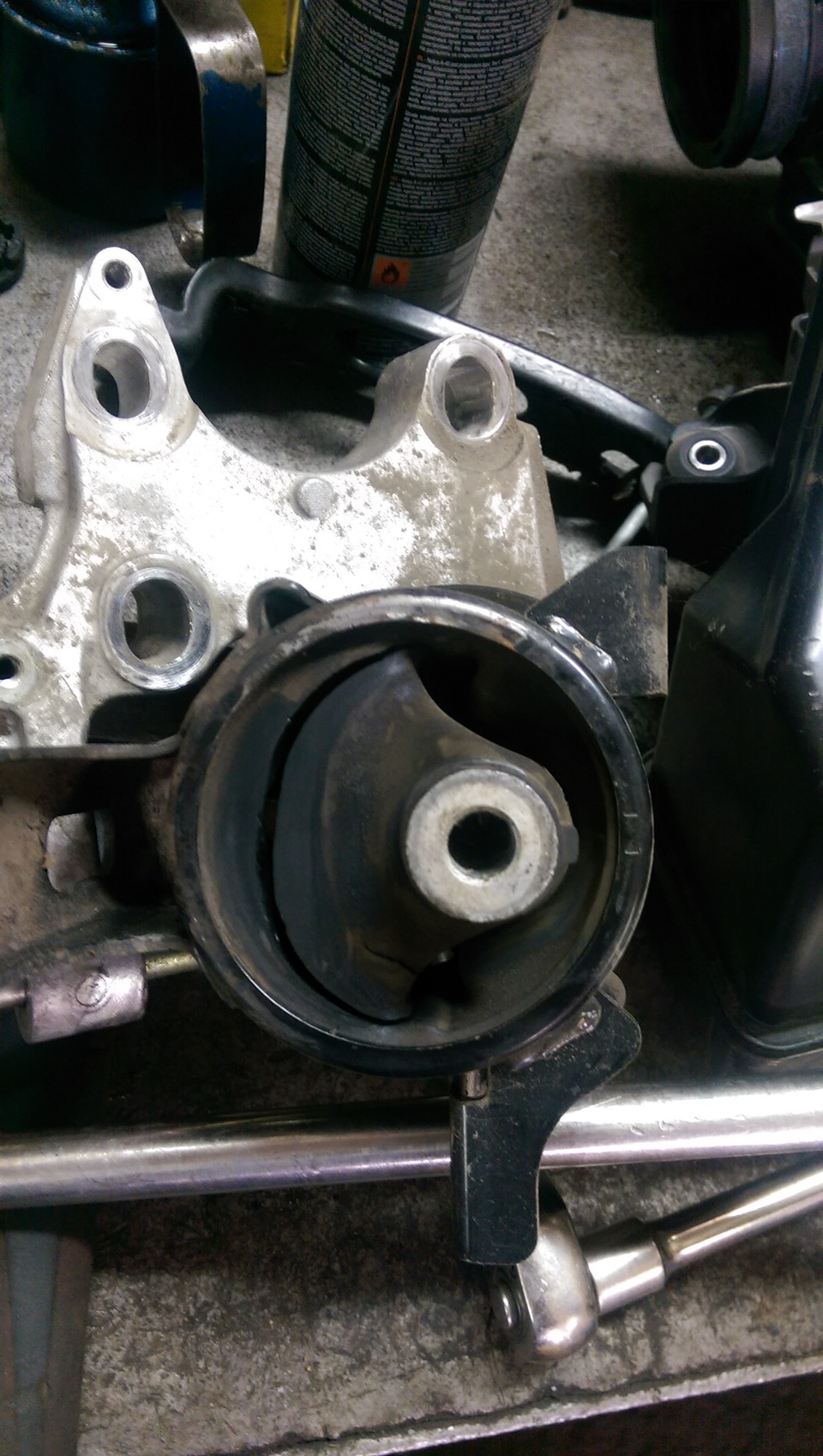 Замена левой подушки коробки на лонжероне. — Honda Jazz (1G), 1,4 л ...