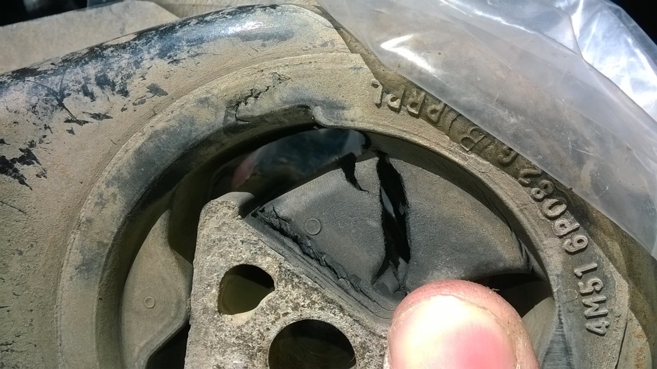 Замена задней подушки двигателя — Ford Focus Sedan II, 1,8 л, 2007 года ...