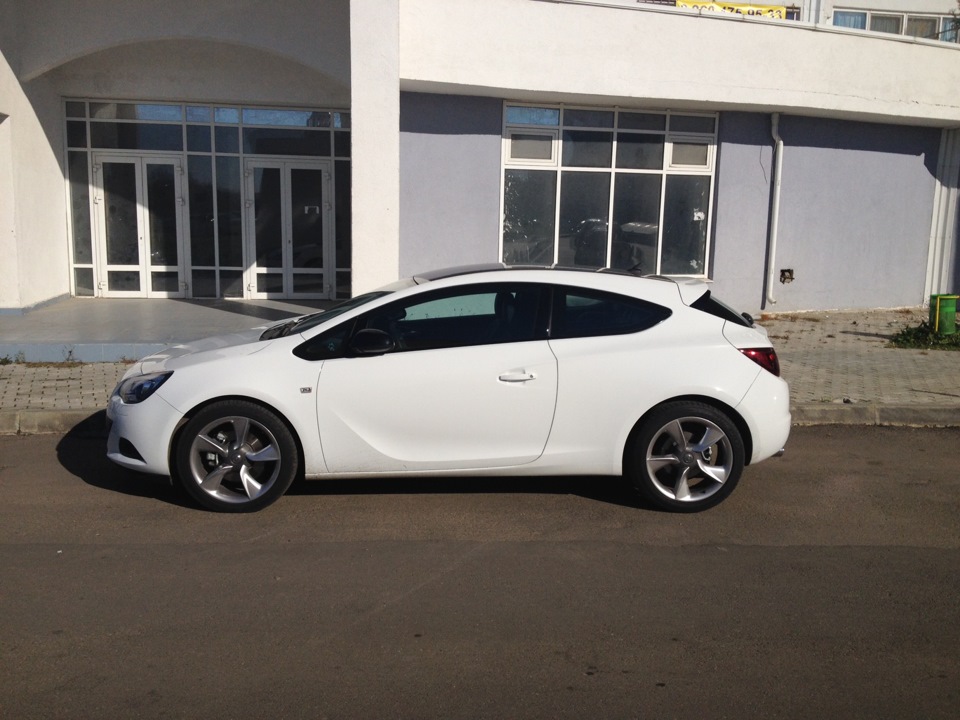 Покрасил хром накладки над окнами в черный "рояльный лак") — Opel Astra ...