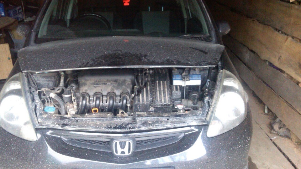 Как и многие фитоводы — установил демпфер капота :) — Honda Fit (1G), 1 ...