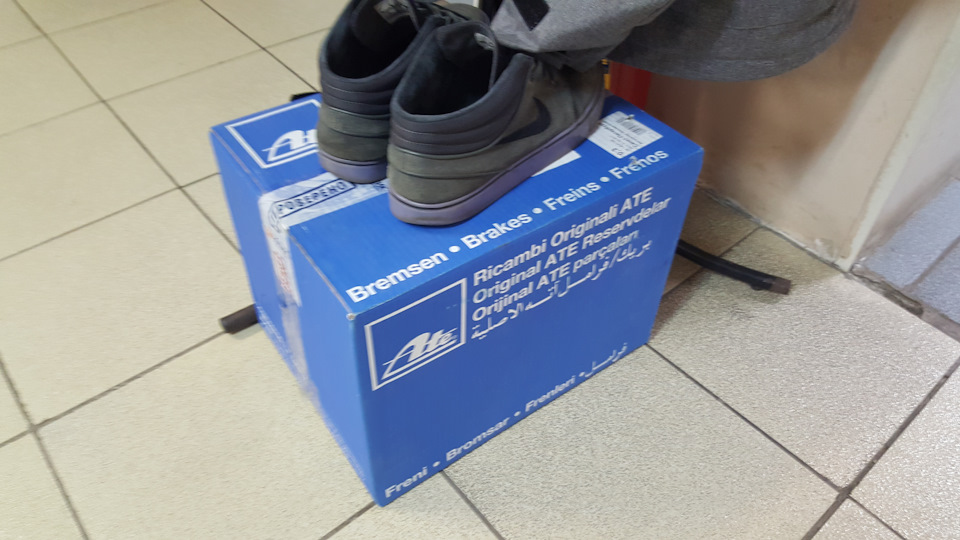 Замена вакуумного усилителя тормозов — Volkswagen Golf Mk6, 1,4 л, 2010 ...