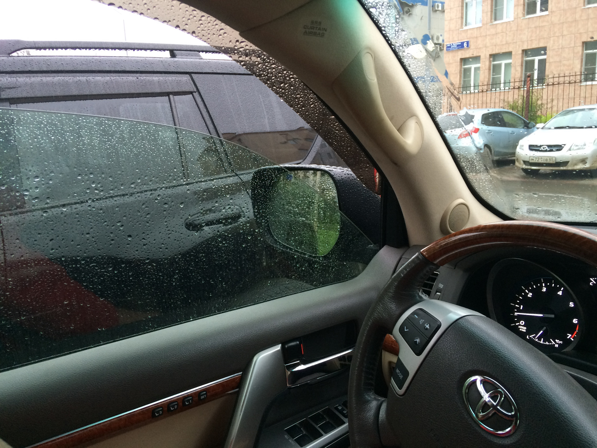 01 — Передняя камера — удобно и безопасно — Toyota Land Cruiser 200, 4 ...