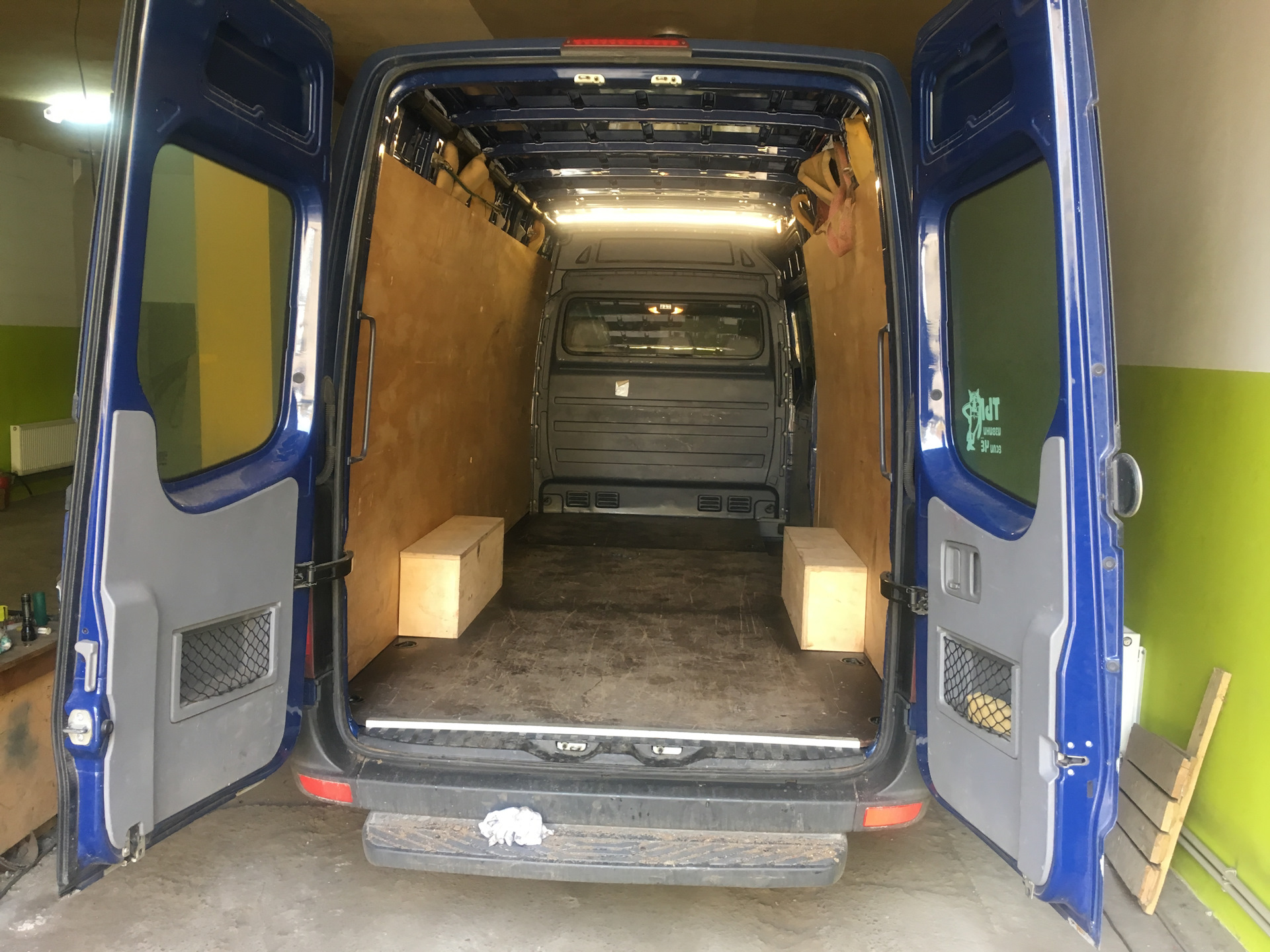 Обработка скрытых полостей. — Volkswagen Crafter (1G), 2,5 л, 2010 года ...