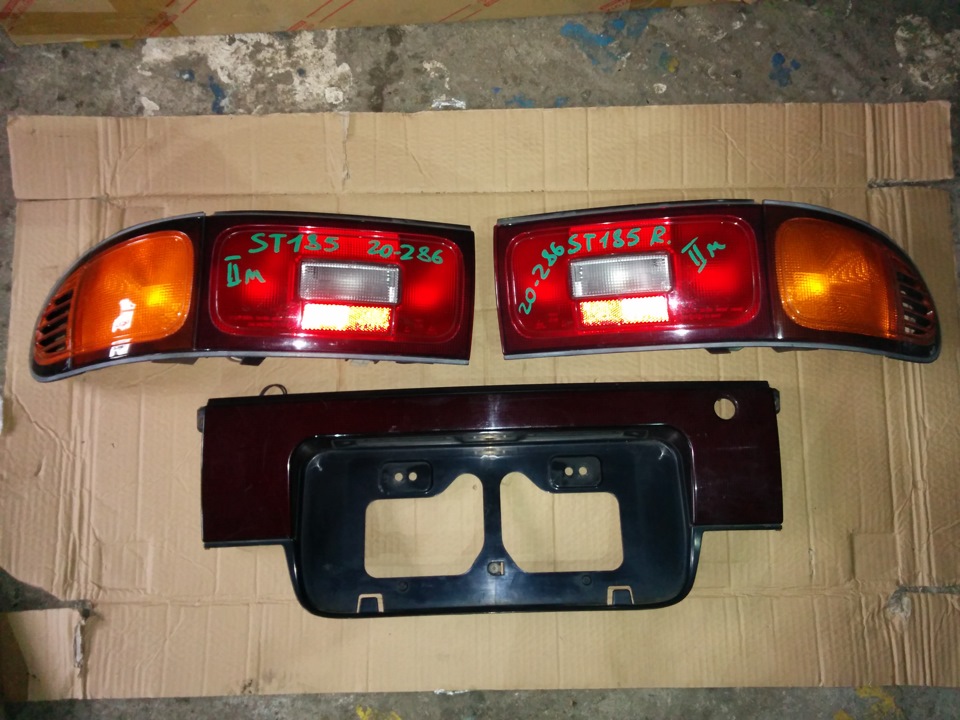 Продам Стоп сигналы + планка под номер Celica ST180 ST182 ST183 ST185 ...