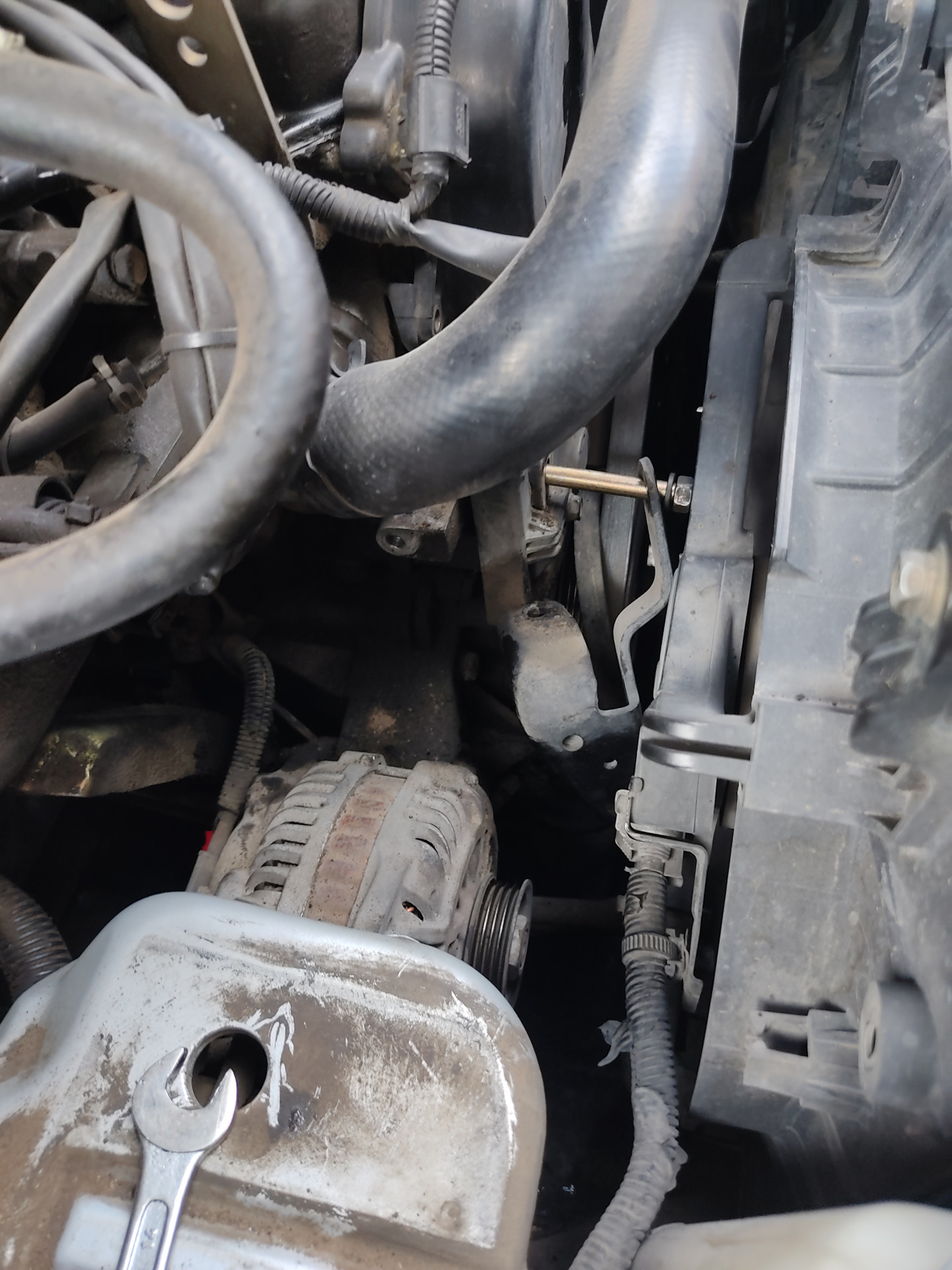 Замена патрубка охлаждающей жидкости от дроссельной заслонки к блоку ...