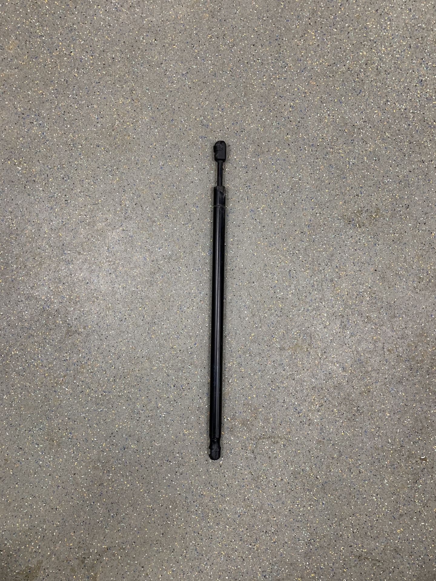 Амортизационная стойка капота — Chevrolet Camaro V, 6,2 л, 2012 года ...