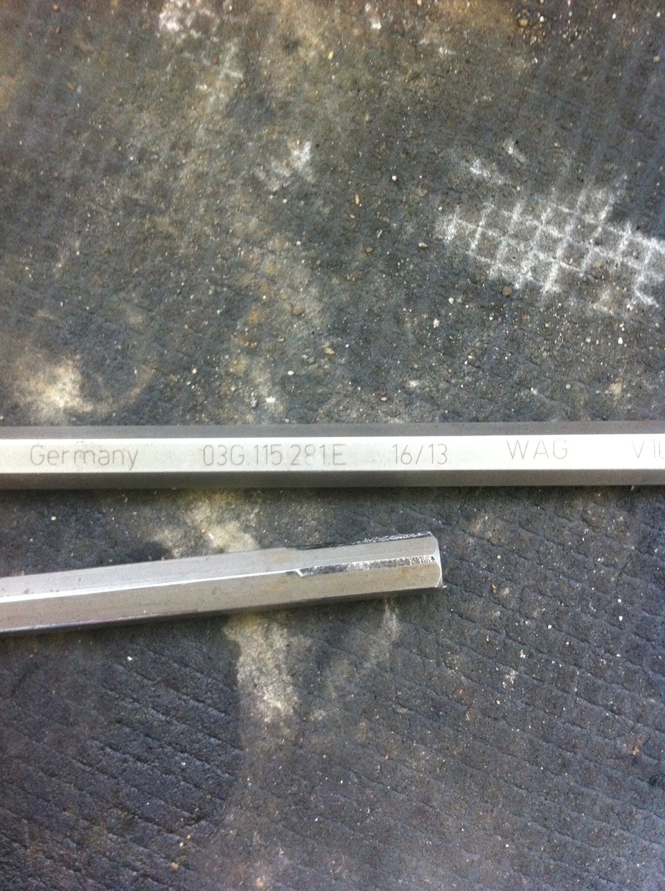 Замена шестигранника маслонасоса — Volkswagen Passat B6, 2 л, 2007 года ...