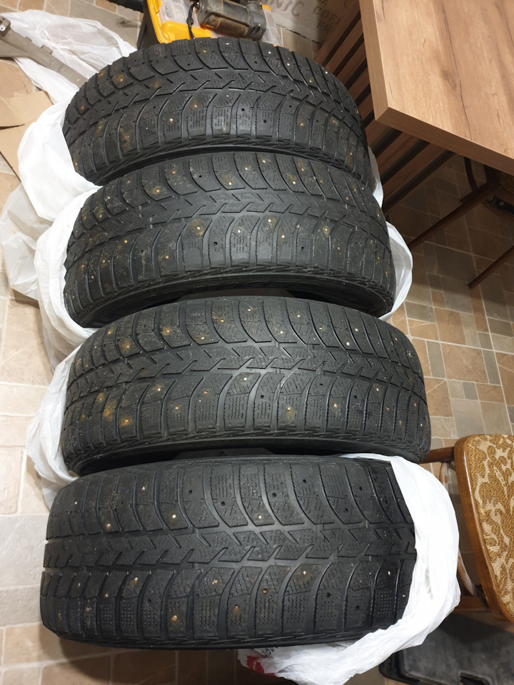 Шины зимние шипованные Bridgestone 225/60 R17 на Subaru Outback (BS). Б ...