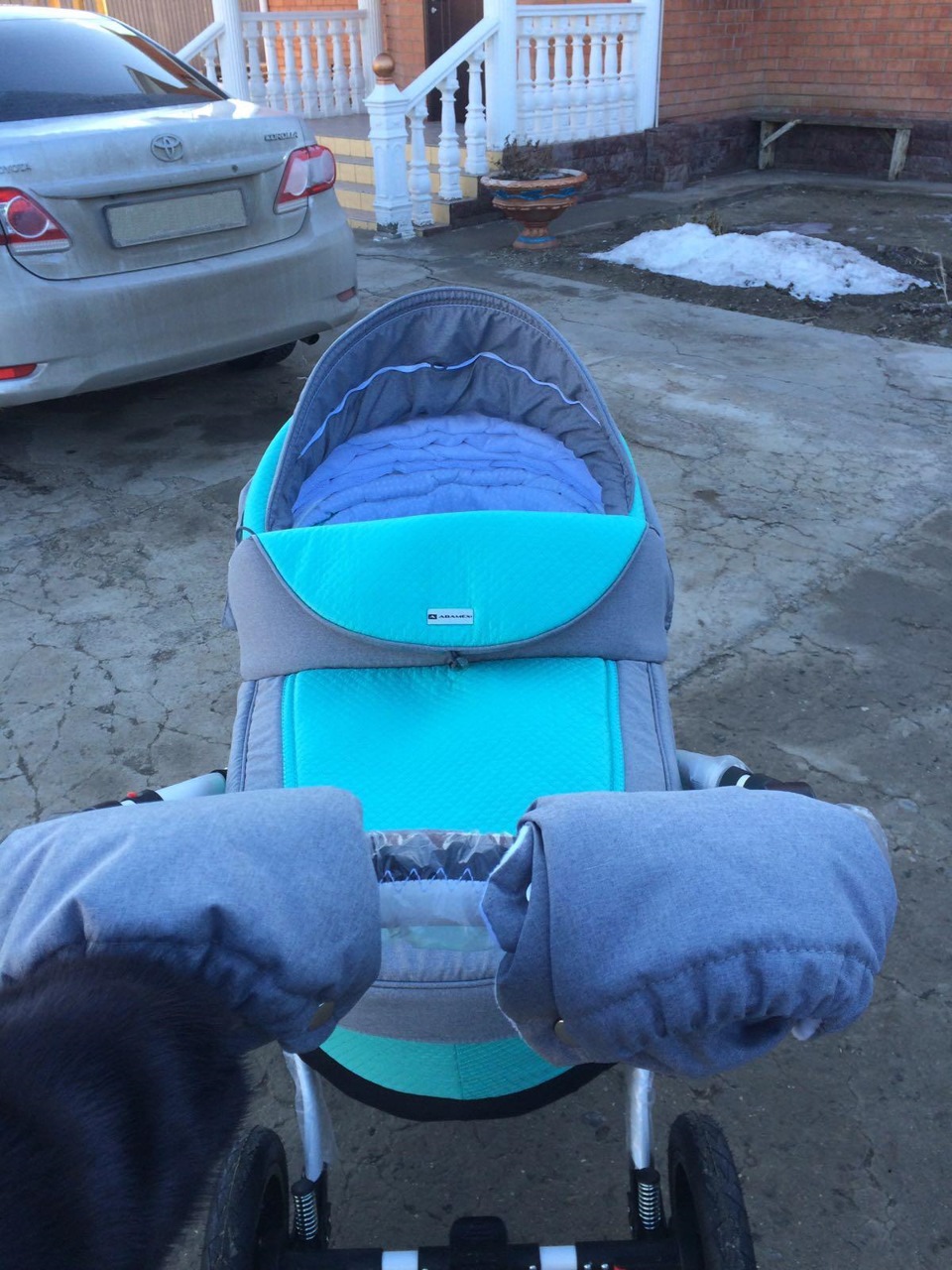 Toyota Corolla vs Baby Stroller — Toyota Corolla (140/150), 1,6 л, 2011 ...