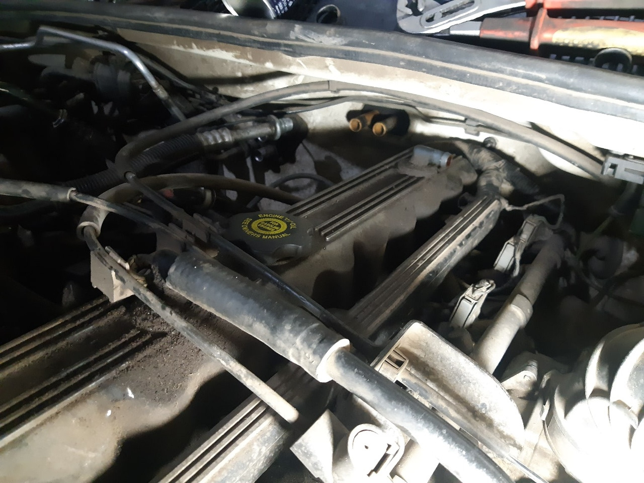 Замена крышки заливной горловины омывателя и щетки задней двери — Skoda ...