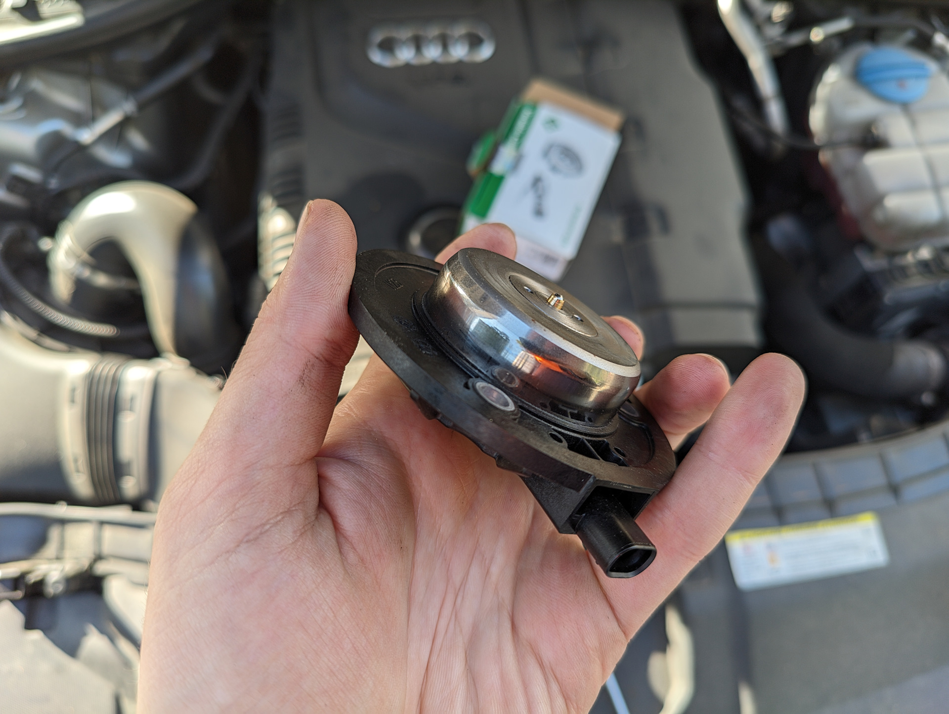 Замена магнита фазорегулятора — Audi A6 (C7), 2 л, 2011 года | своими ...