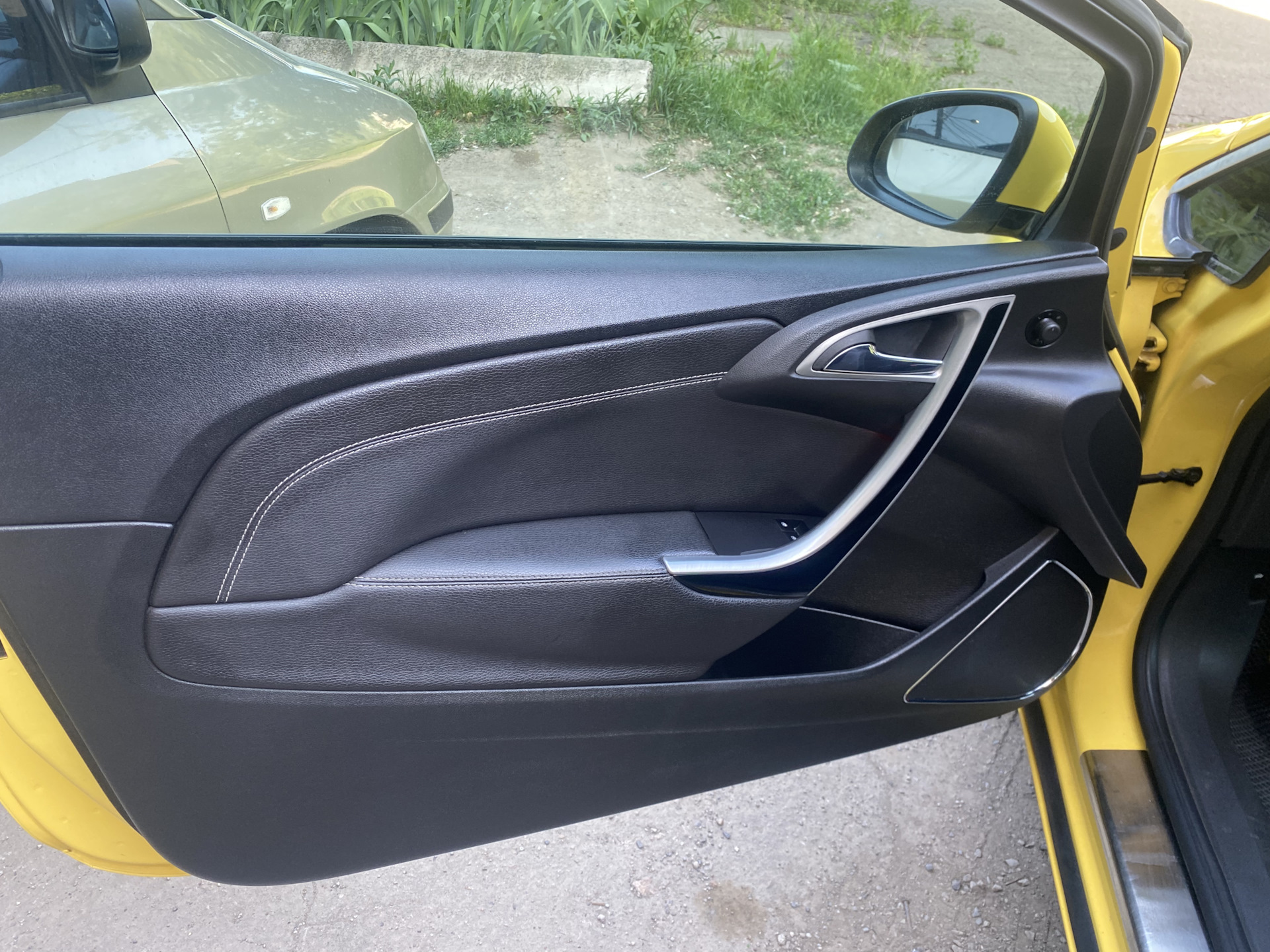 Замена ограничителя двери — Opel Astra J GTC, 2 л, 2013 года | запчасти ...