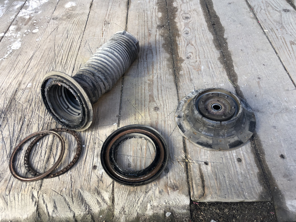 Замена верхних опор амортизатора — Volkswagen Multivan (T6), 2 л, 2015 ...