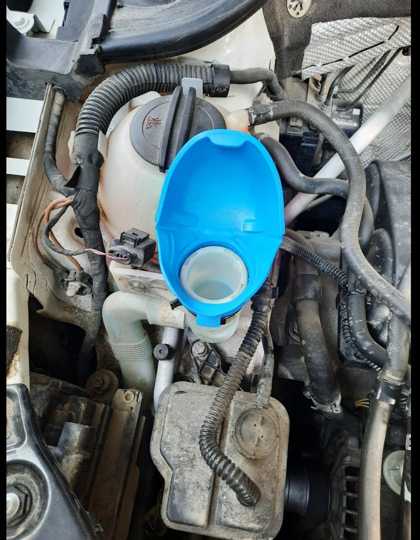 Крышка бачка омывателя Силиконовая с воронкой 6V0955485 — Volkswagen ...