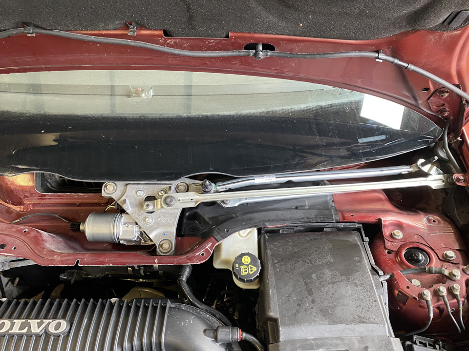 31253518 ТРАПЕЦИЯ СТЕКЛООЧИСТИТЕЛЯ S40 (04-…), V50 (04-…) БЕЗ МОТОРА ...