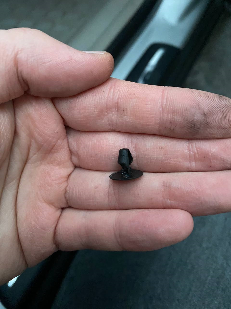 Убрал наклейку без следов и дребезг в двери от 80 км/ч — Volvo S40 (2G ...