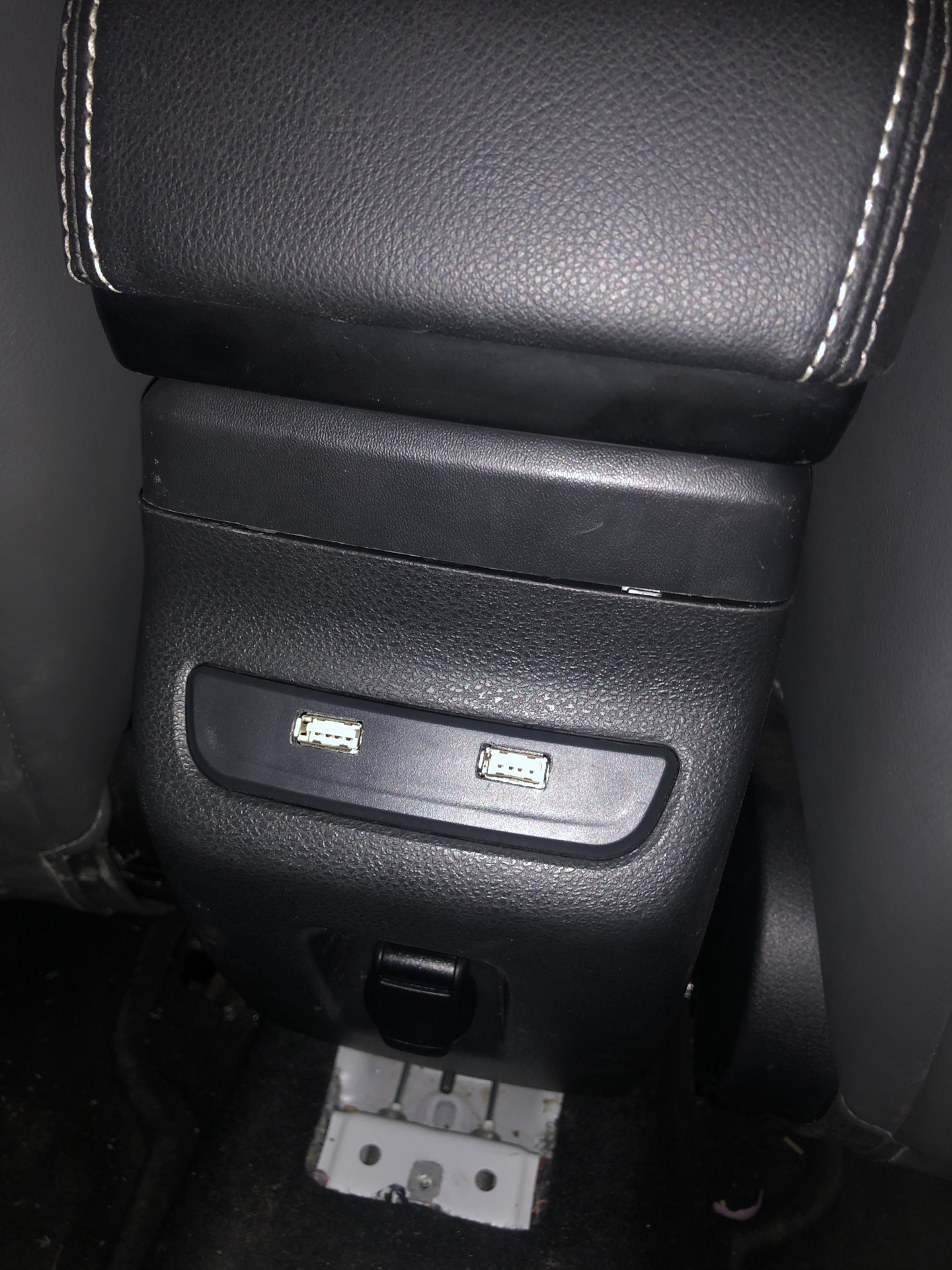 USB вместо заглушек и беспроводная зарядка в подстаканник — Volkswagen ...