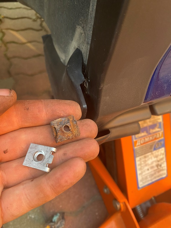 Замена радиатора охлаждения АКПП, установка дефлекторов в подкрылок ...