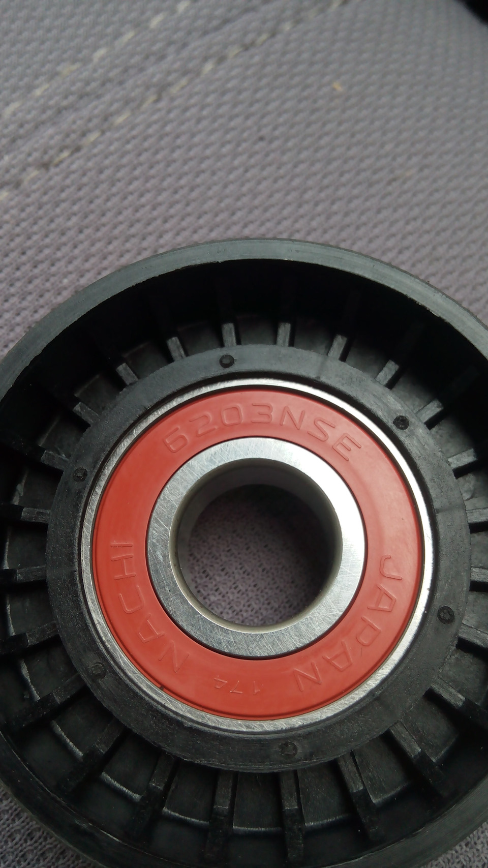 Замена натяжного ролика ремня генератора — Opel Astra H, 1,3 л, 2008 ...