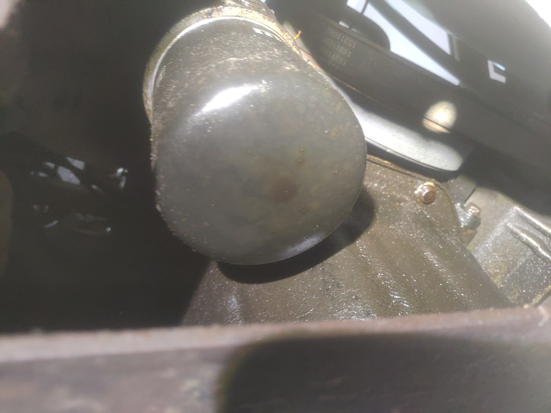 Подтеки масла со стороны грм — Mitsubishi Lancer IX, 1,6 л, 2006 года ...