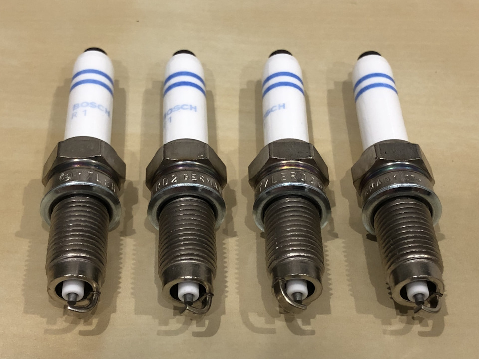 Свечи зажигания Bosch 0241135520 / 04C905616D на Skoda Octavia A7 Mk3 ...