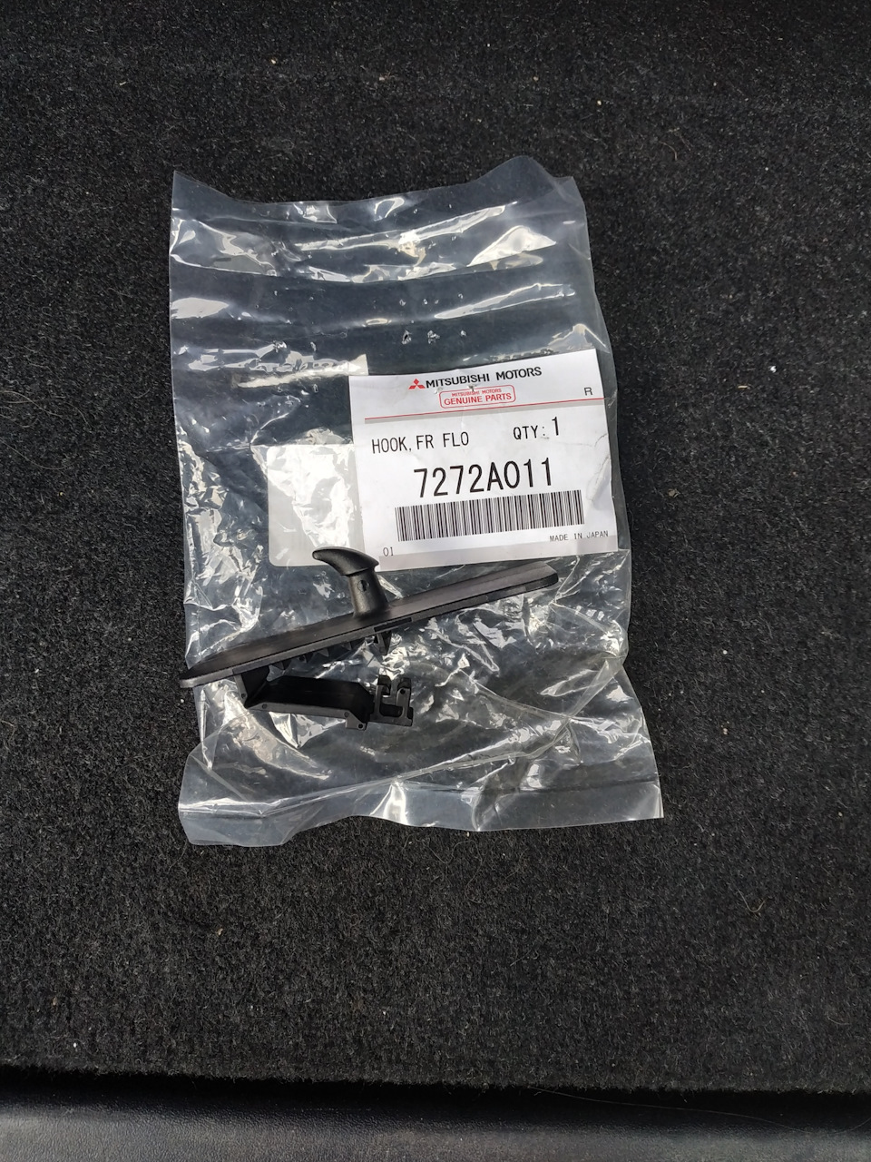 7272A011 Крючок крепления коврика пара Mitsubishi | Запчасти на DRIVE2