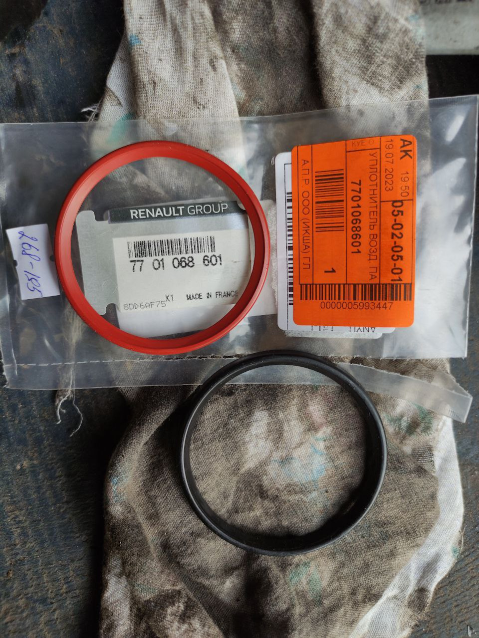 7701068601 Уплотнитель возд. патрубка (рез) RENAULT | Запчасти на DRIVE2