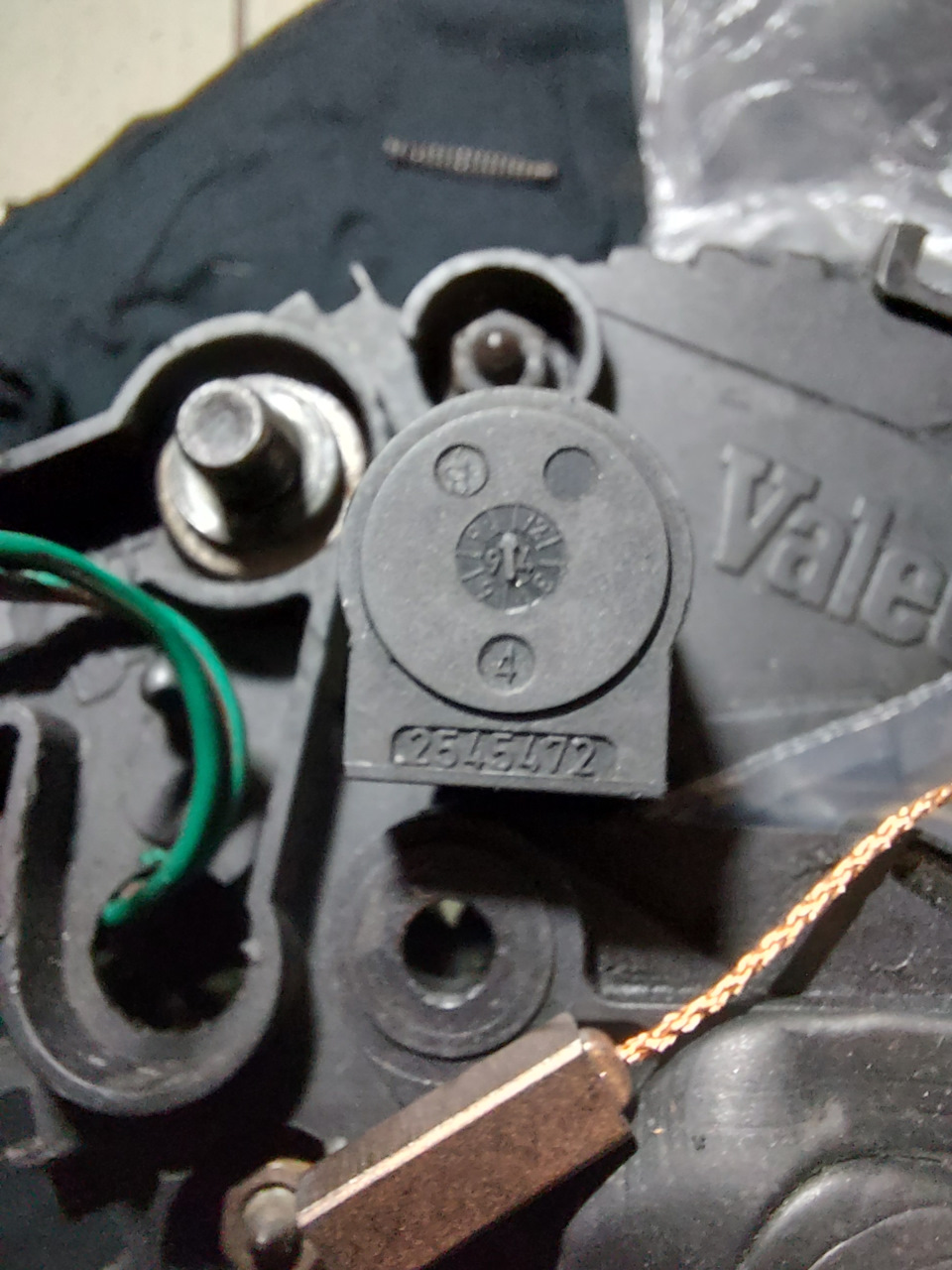 Замена щёток генератора — Opel Omega B, 2,5 л, 1995 года | поломка | DRIVE2