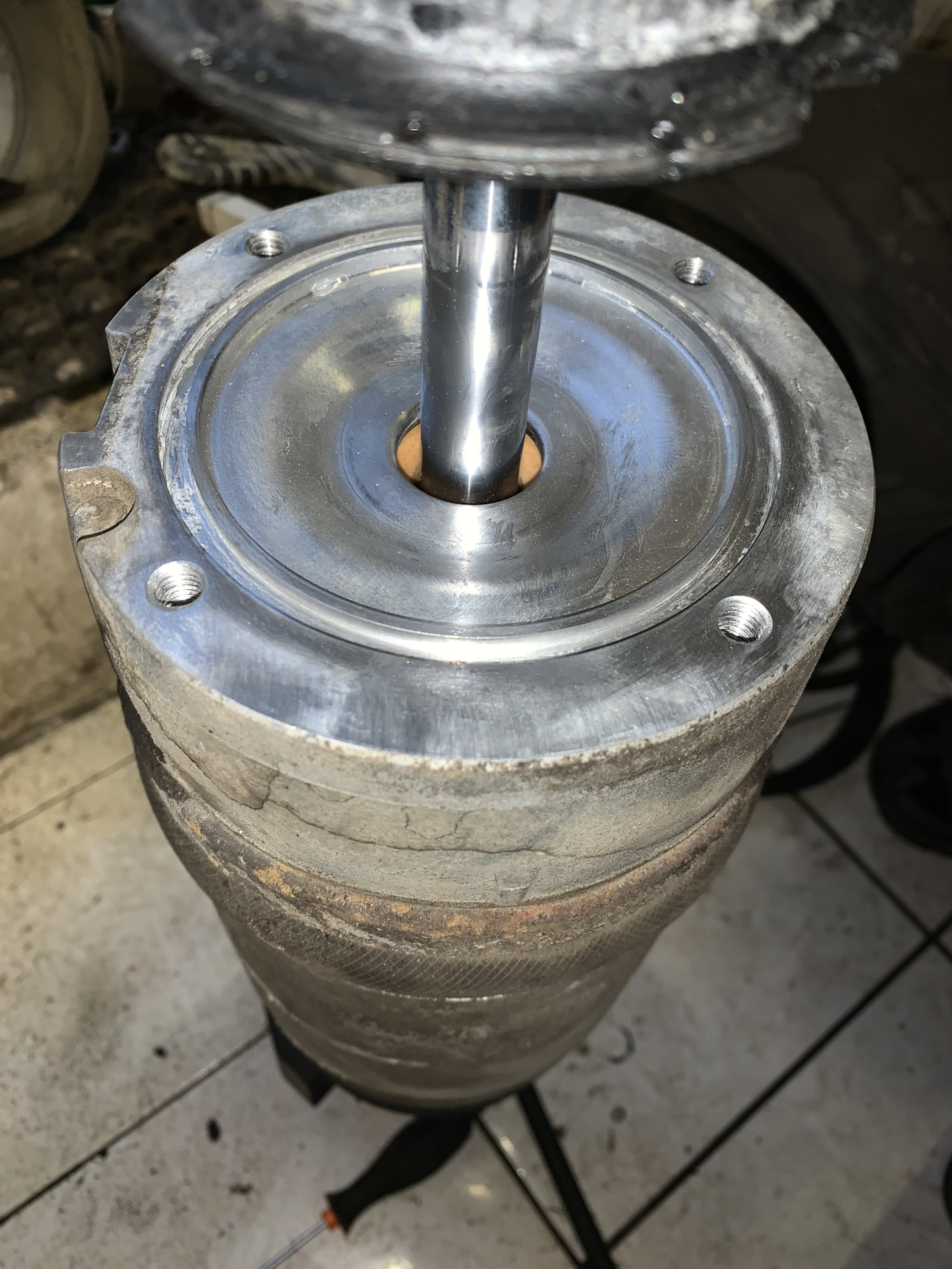 Замена клапана давления и уплотнительного кольца задней правой ...