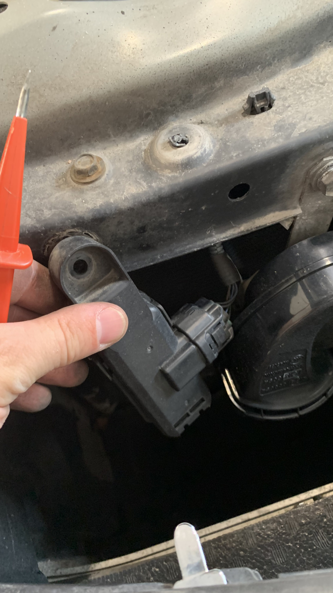 34. Замена воздушного фильтра и чистка датчика загрязненности воздуха ...