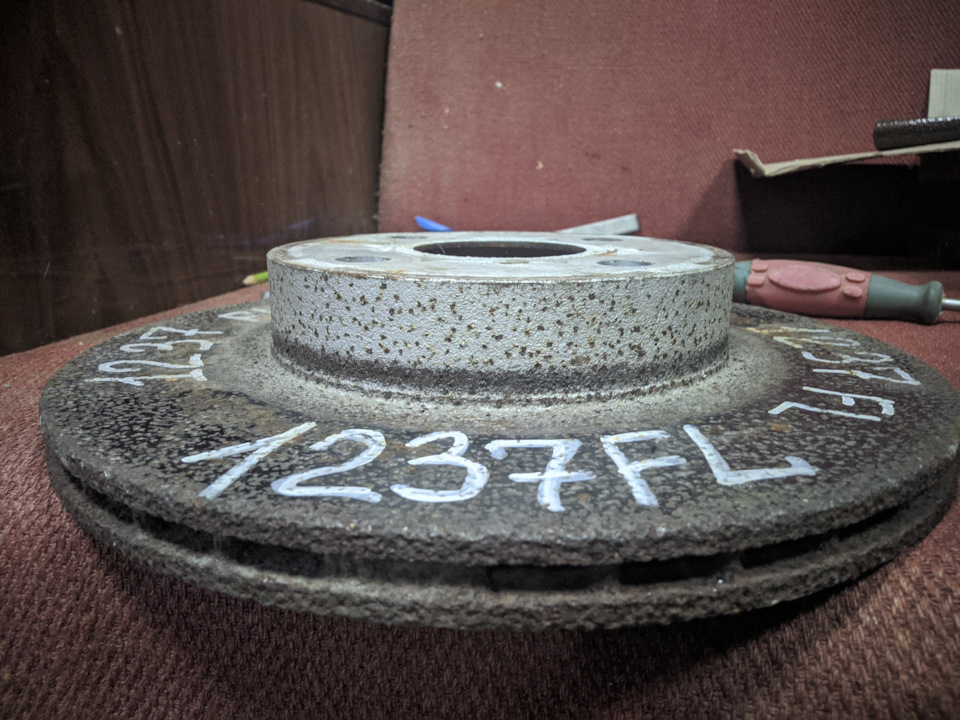 Обслуга направляшек суппортов — Toyota Corolla (100), 1,6 л, 1994 года ...