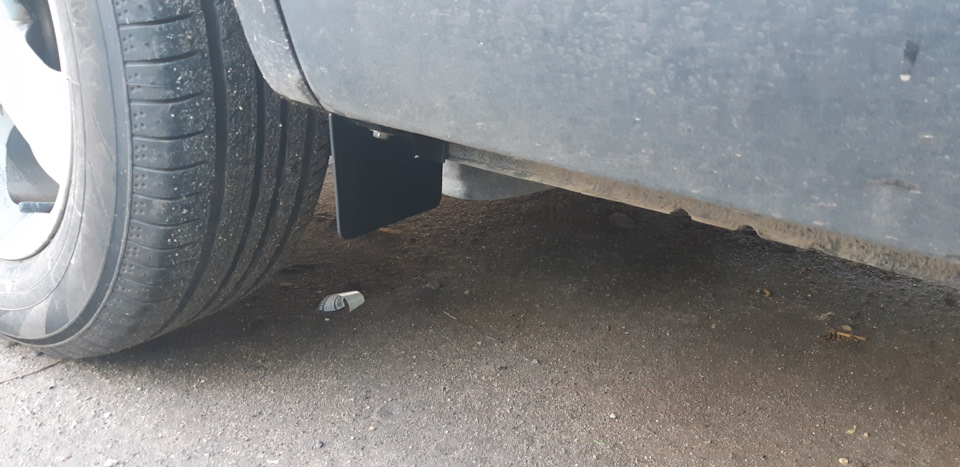 Установка заднего брызговика — Nissan Qashqai (1G), 2 л, 2011 года ...